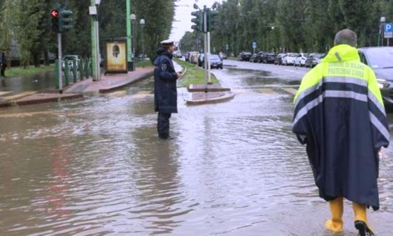 Nubifragio a Milano, esonda il Seveso: allagamenti e caos sulle strade Nubifragio a Milano, esonda il Seveso: allagamenti e caos sulle strade